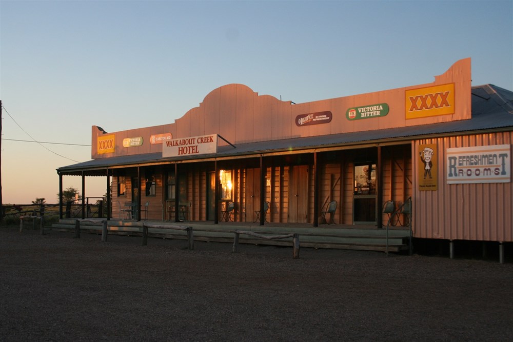 Walkabout Creek Hotel QLD @ ExplorOz Places