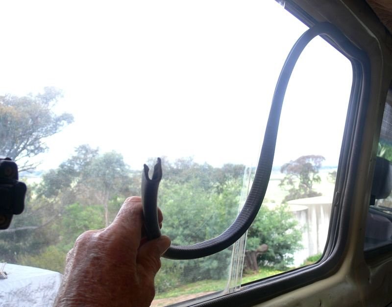 Replacing a Sliding Glass Window in 75 series Troopy @ ExplorOz Blogs