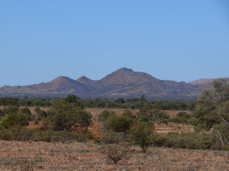Simpson Desert and Batten Hill Trip, 2007- Part 6 Exploring around Gem ...